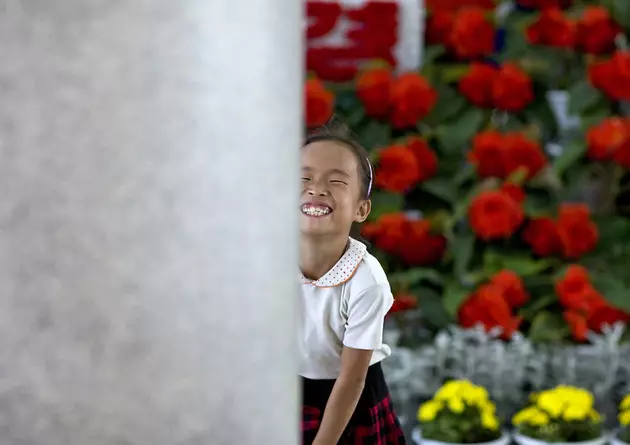 How smiles North Korea in the project Erica Lafforg 4578_4