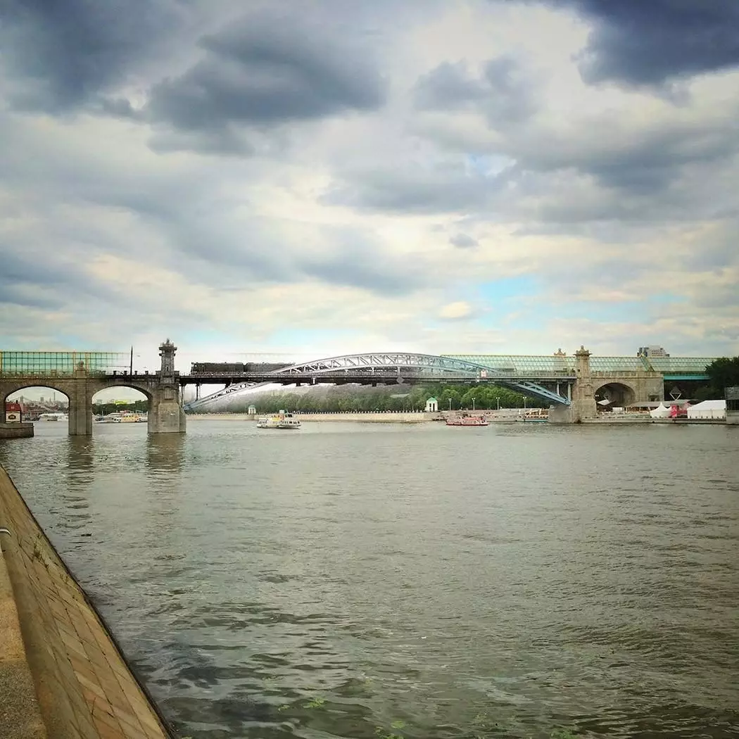 18. Pushkinsky (Andreevsky) jalankulkijoiden silta. Vuonna 1905-1907 rakennettiin Sergievsky Bridge, muistissa