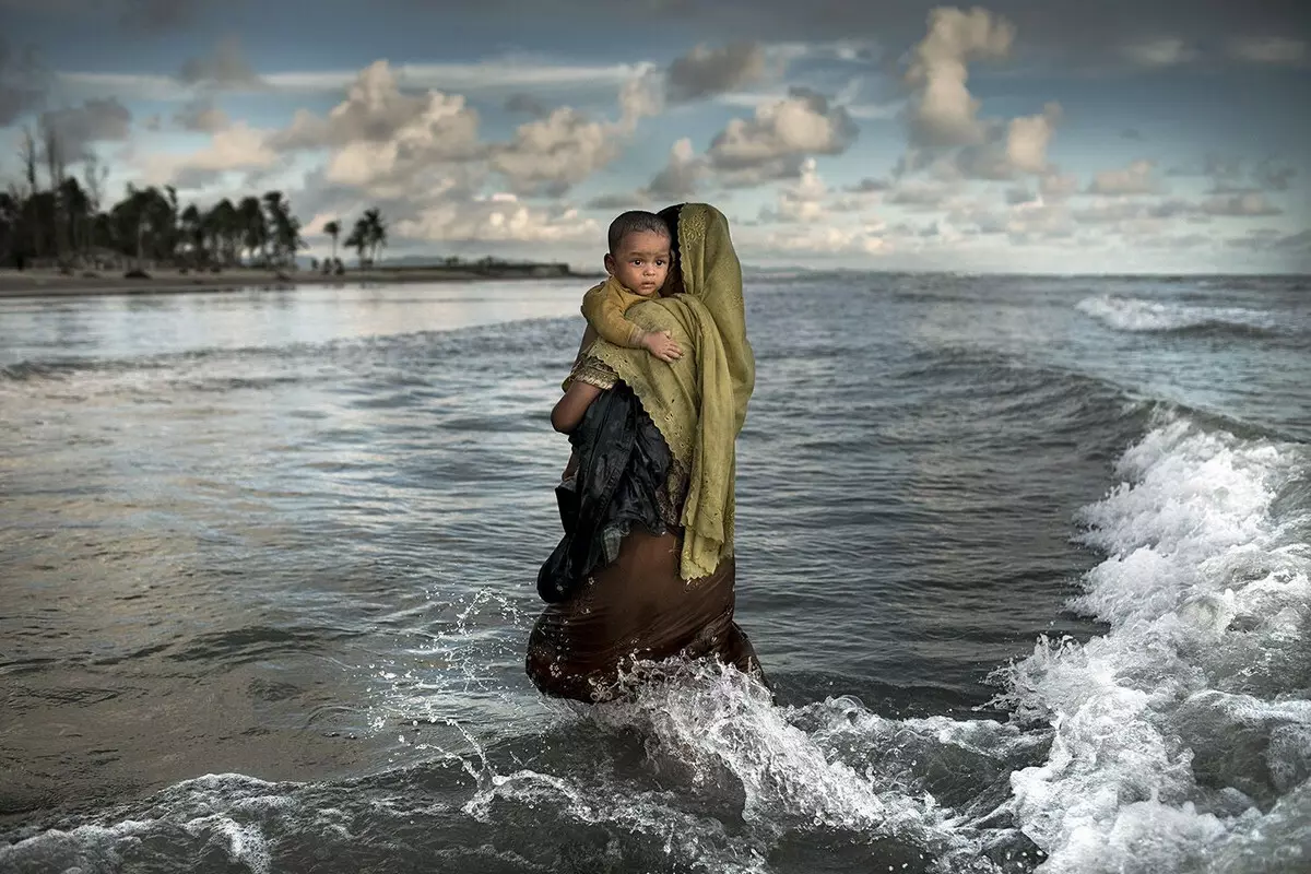 Charmiga personer i verk av vinnarna av tävlingen Siena International Photo Awards 2018 21