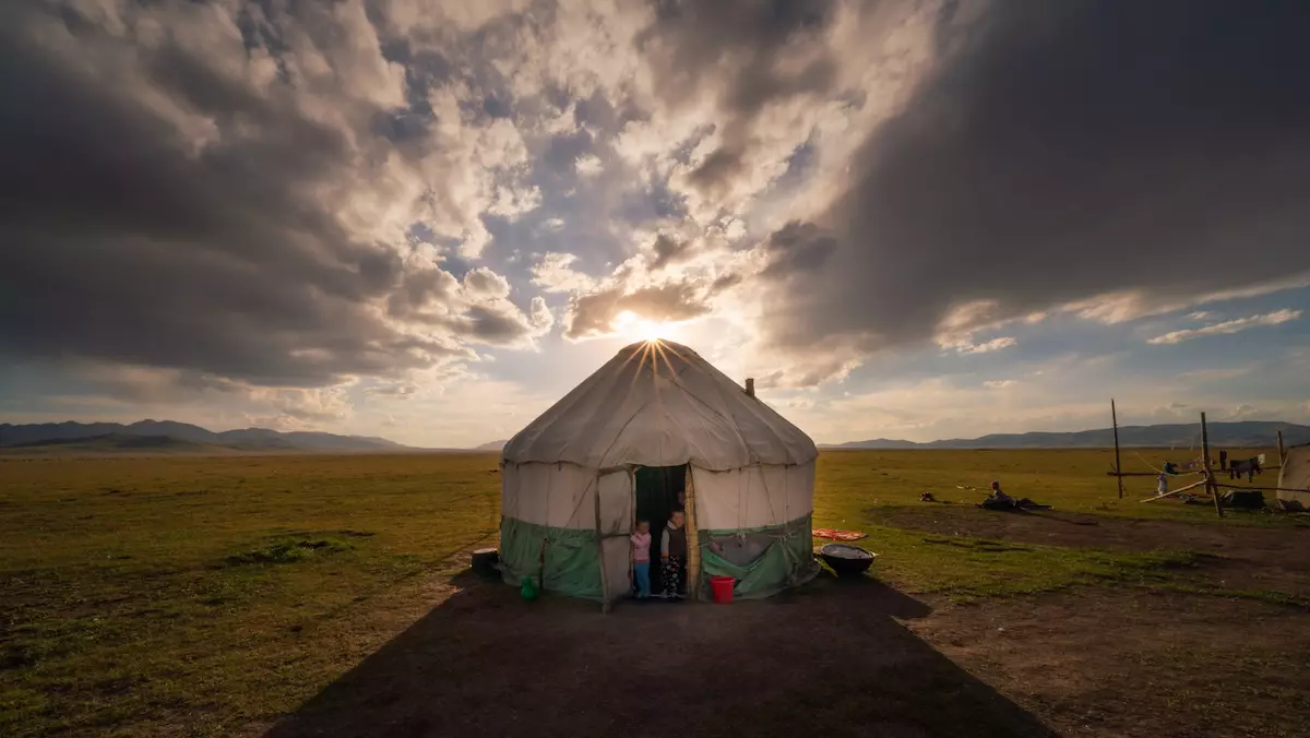 Awọn ilẹ ti Kyrgyzstan, gbọn Fitherlands oluyaworan Albert Pttle 20