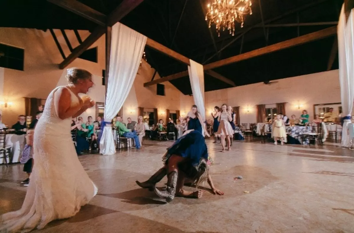 Bridesmaids nuotraukos, kurios toli gražu nėra idealios 5367_4