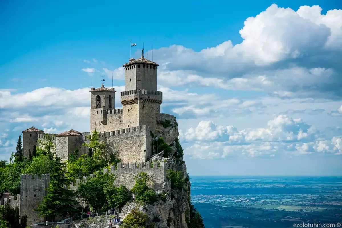 Fotografieren von Evgeny Zolotukhina bis drei San Marino-Symbole