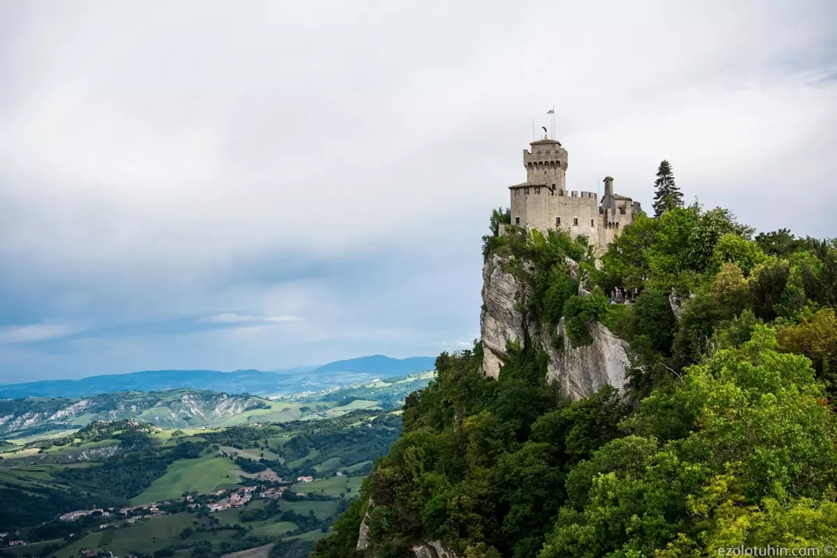 Photographing Evgeny Zolotukhina sa tatlong San Marino Symbols. 5447_5