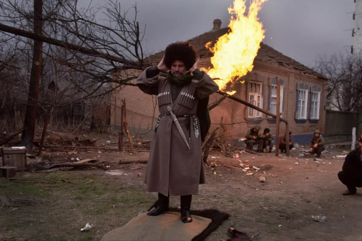 Soti nan tristès yo kè kontan: moman nan moun yo te nan travay yo nan PhotoJournalist Peter Tureli a 25