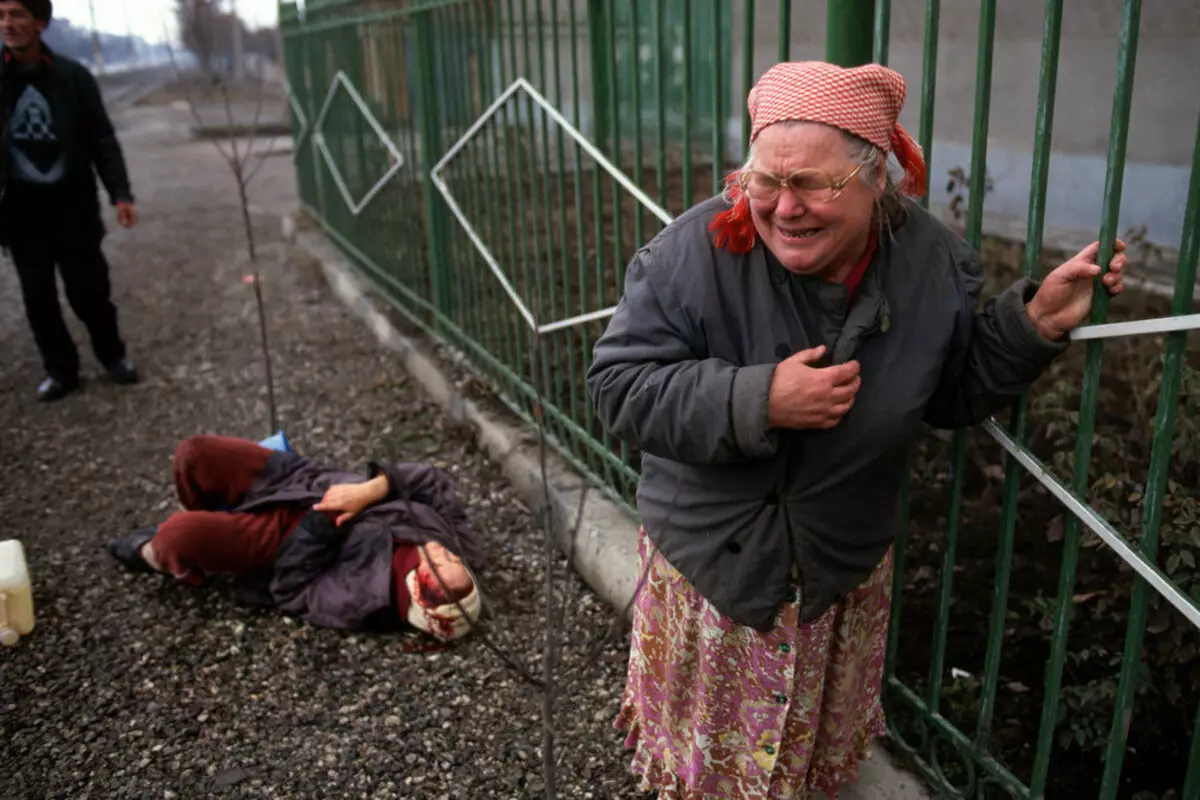 Ze smutku k radosti: Momenty lidské bytosti v dílech photojournalist Peter Trunley 33