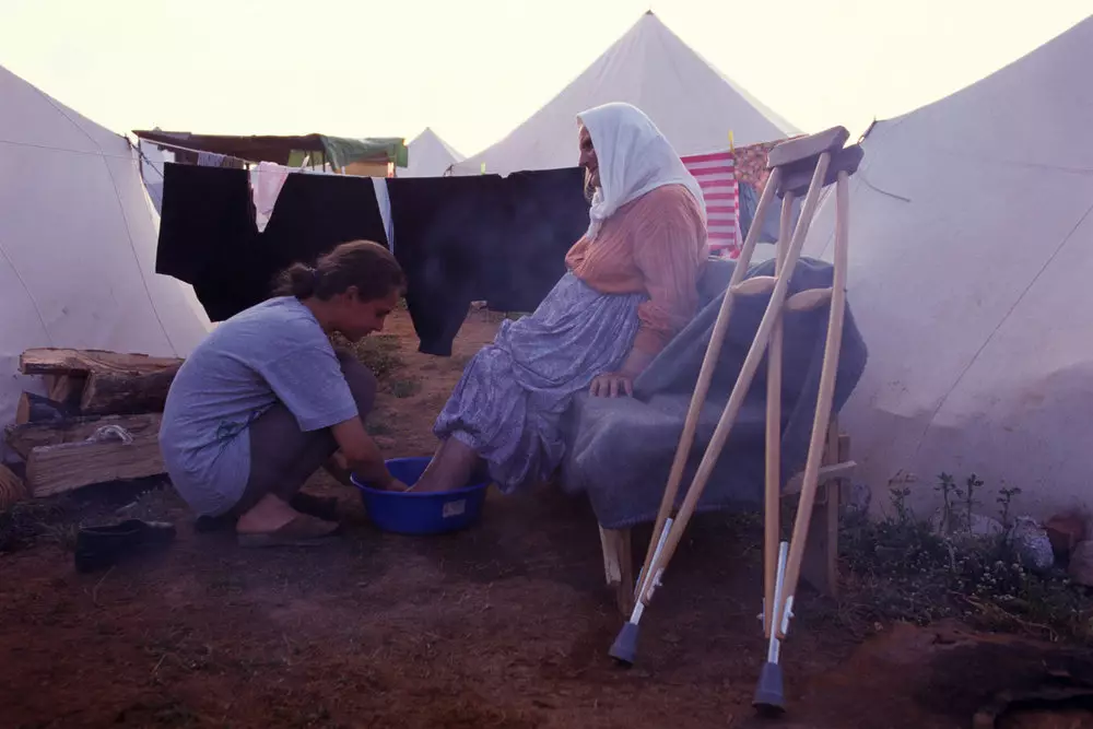 De la tristeza a la alegría: momentos de ser humano en las obras de Pether Törthi 46