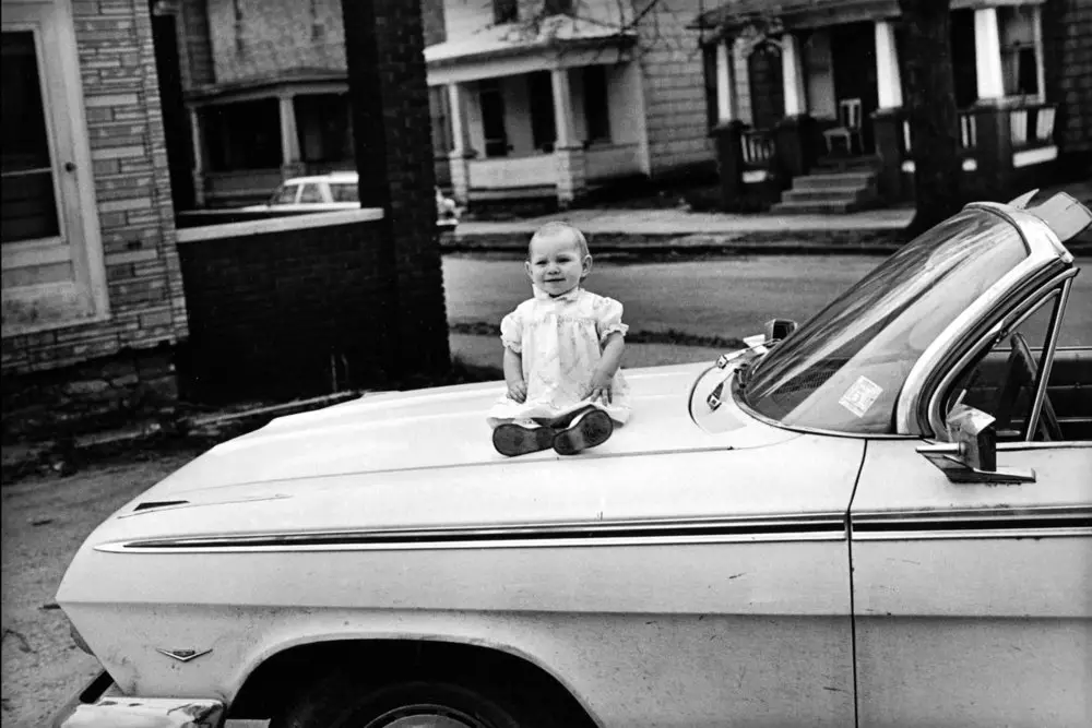 Dalla tristezza alla gioia: momenti di essere umano nelle opere del fotogiornalista Peter Turneli 61