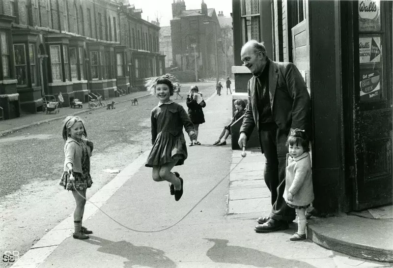 Charm of Manchester Slums in foto di Shirley Baker degli anni '60 23