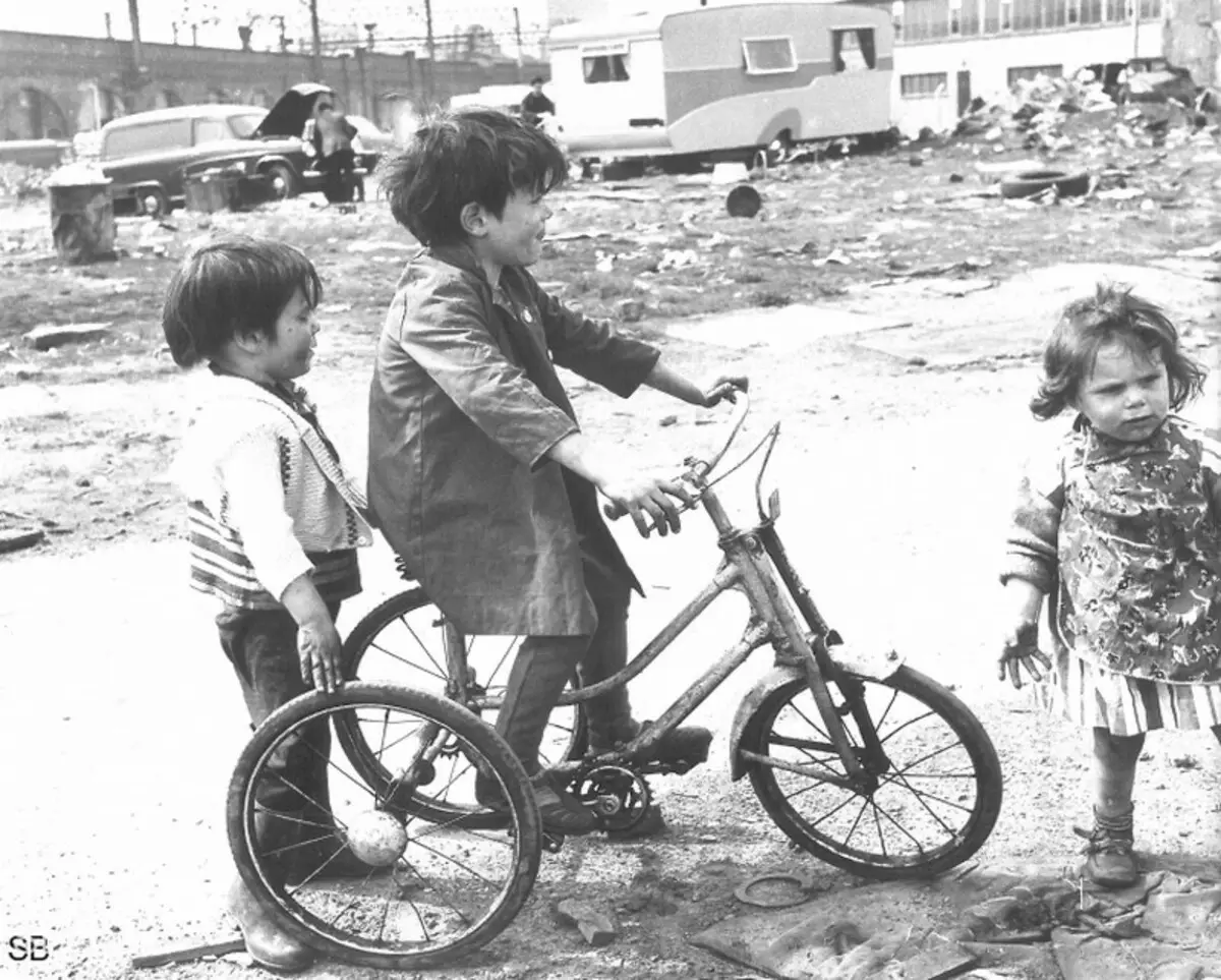 Fascino dei baraccopoli di Manchester nelle foto di Shirley Baker degli anni '60 27