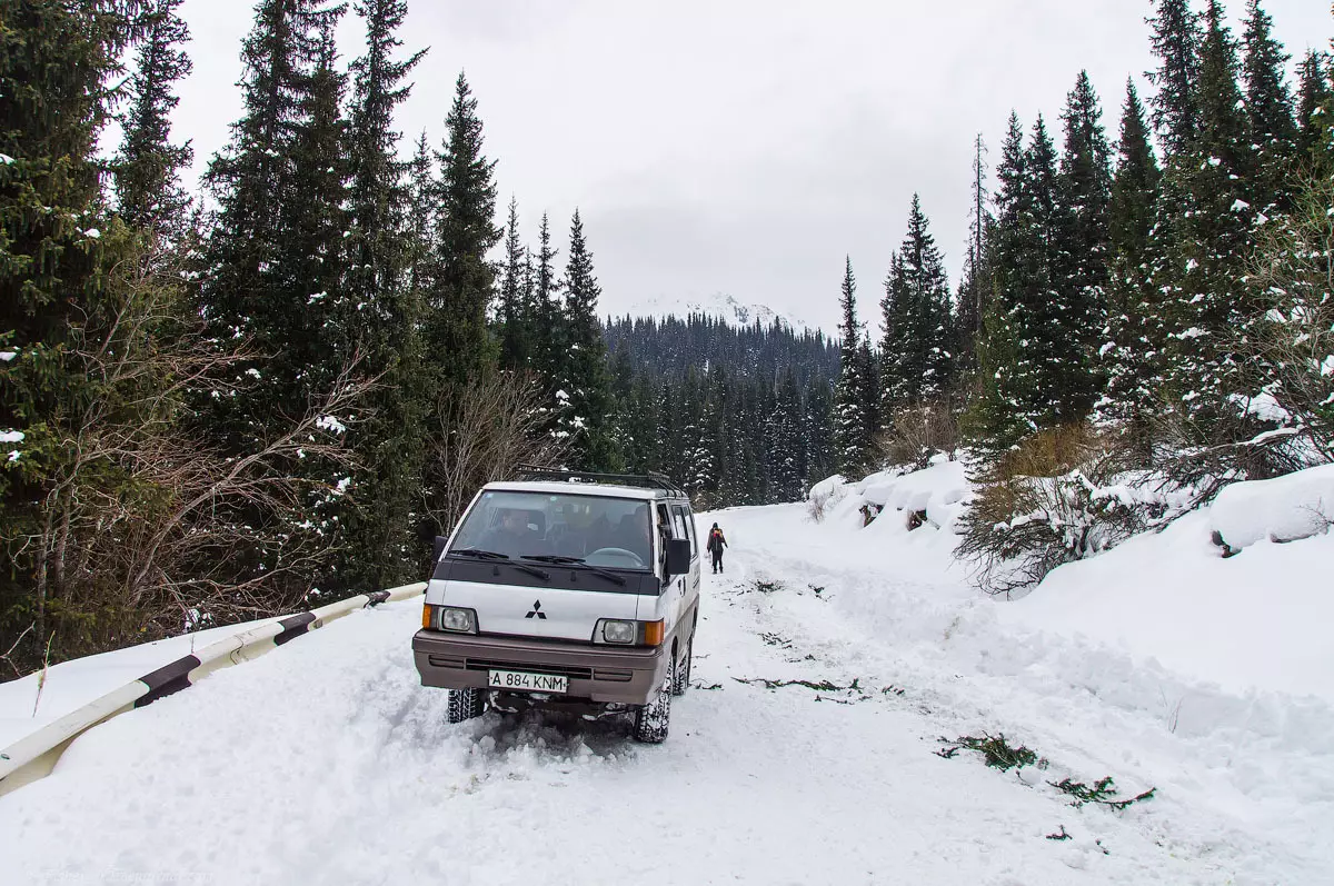 Je, ni nzuri sana na ya kuvutia katika Alma-ATA? Safari ya Picha ya Snow kwa Yuri Rybina. 5603_30