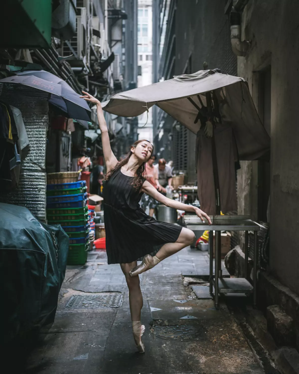 Ballerina op 'e strjitten fan Hong Kong: De ferneamde PhotoProject Conver-Converje Aazje