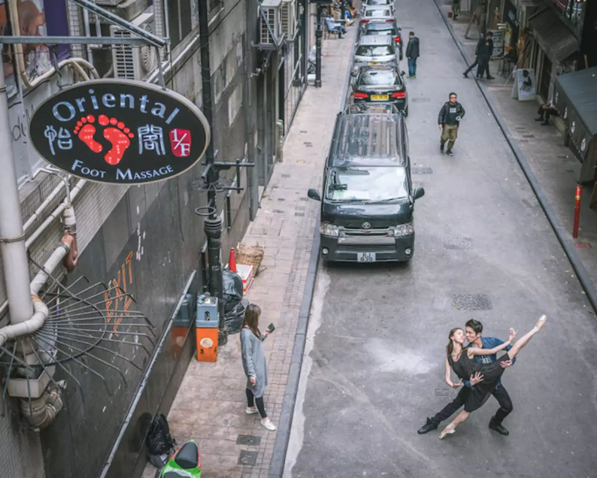 Ballerina op 'e strjitten fan Hong Kong: De ferneamde PhotoProject Conver-Converje Aazje