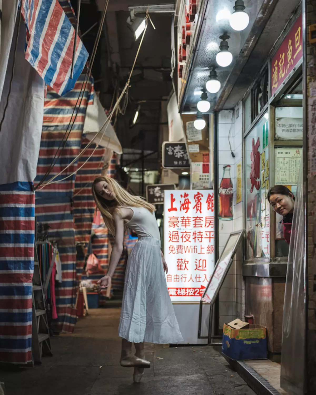 Ballerina op 'e strjitten fan Hong Kong: De ferneamde PhotoProject Conver-Converje Aazje