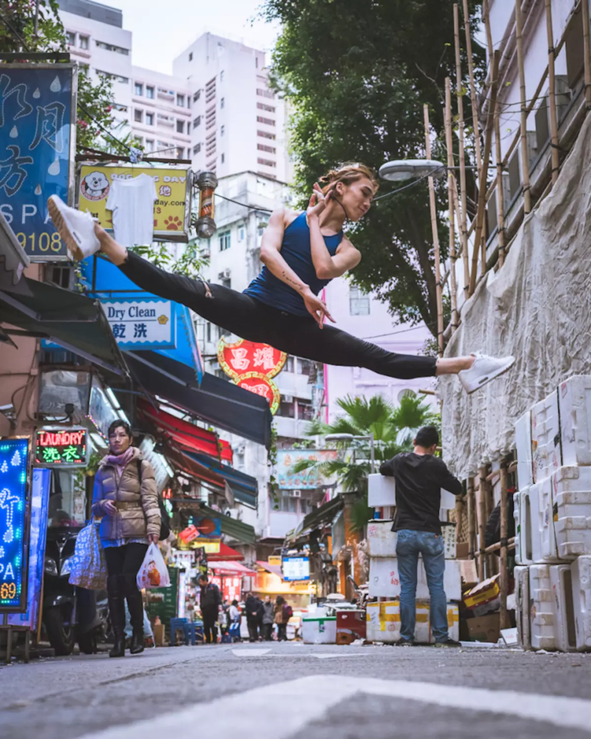 Ballerina op 'e strjitten fan Hong Kong: De ferneamde PhotoProject Conver-Converje Aazje