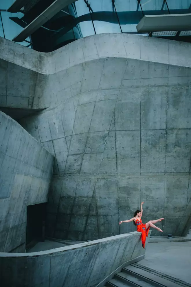 Ballerina op 'e strjitten fan Hong Kong: De ferneamde PhotoProject Conver-Converje Aazje