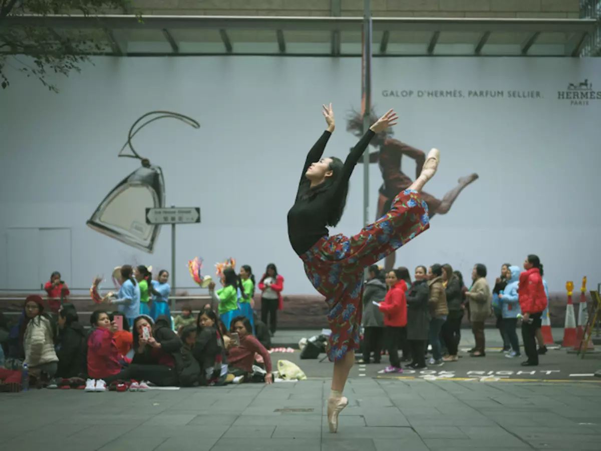 Ballerina op 'e strjitten fan Hong Kong: De ferneamde PhotoProject Conver-Converje Aazje