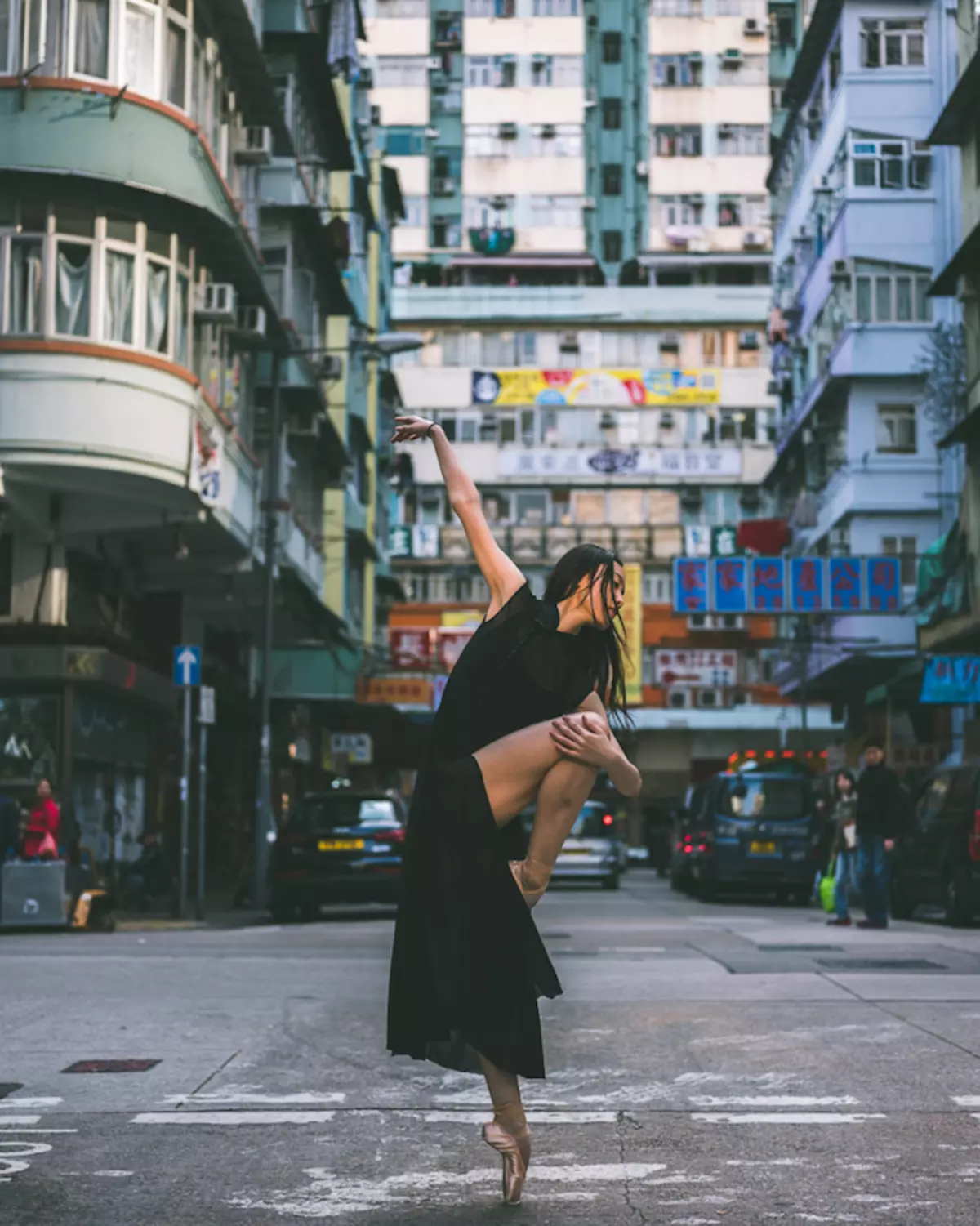 Bailarina en las calles de Hong Kong: el famoso fotoproyecto conquista asia