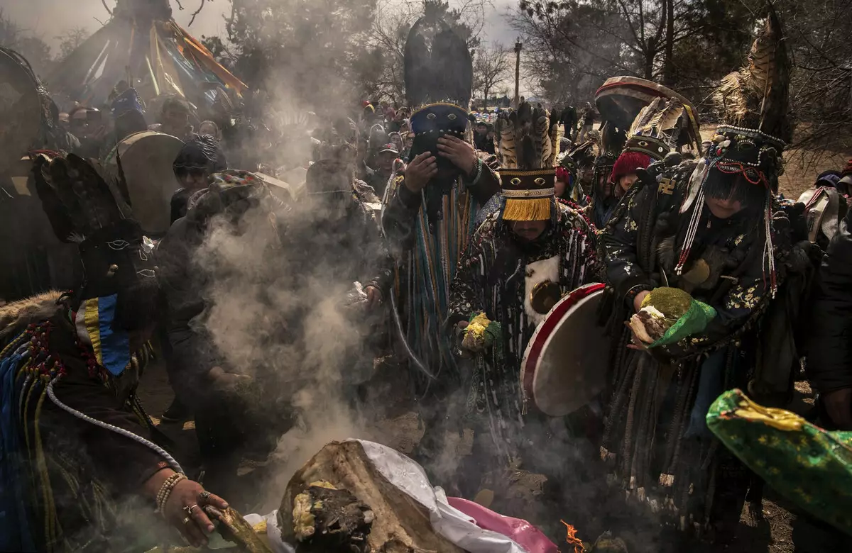 Shamanic rituru Mongolia: Photograph Kevin Flayer (Kevin Frayer) 5700_16