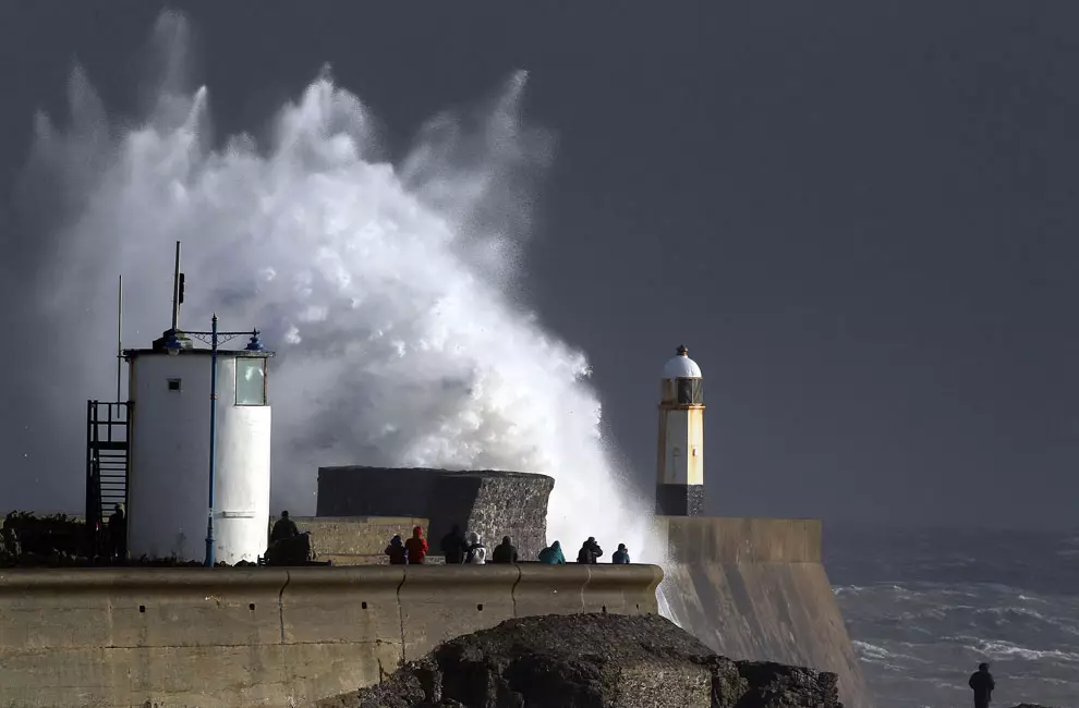 Destruction, waves, fires ... The wind is a powerful power of nature;)) 5773_18