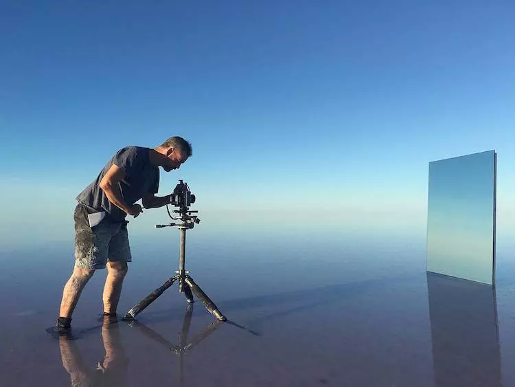 Fotograf shvati beskonačnost, koji se odražava u ogledalima beskrajne ekspanse