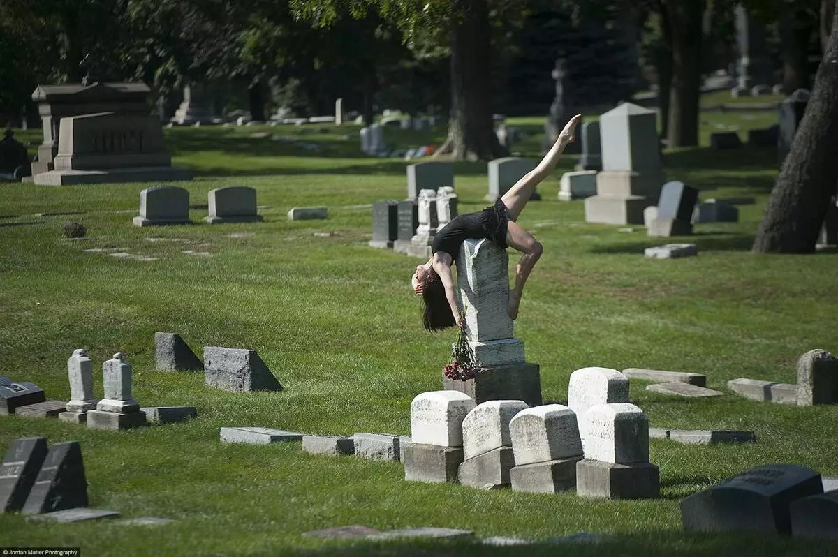 Dancers-blant-us-in-chicago-at Graceland-Cemetery-Chloe-Crade