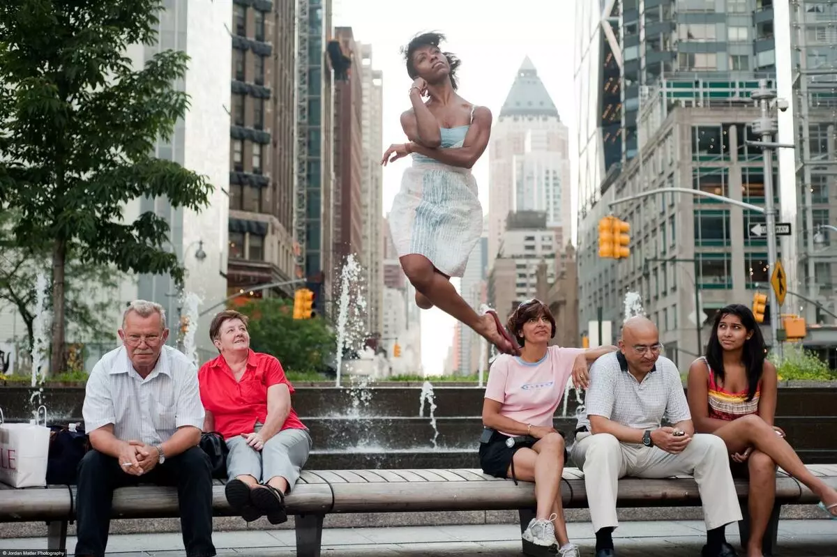 Dänzer-ënner-US-in-Columbus-Circle-Michelle-Flott