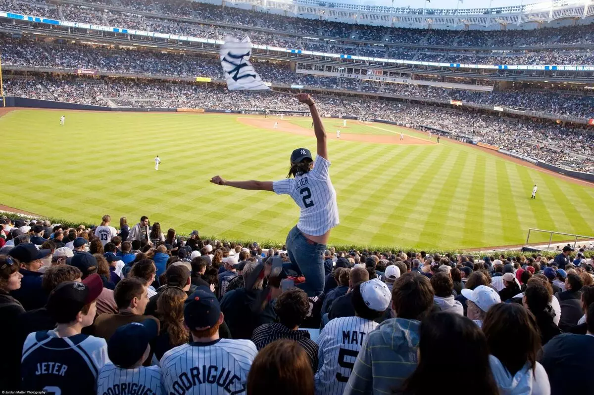 Tancerze-wśród US-Yankee-Stadium-Parisa-Khobdeh