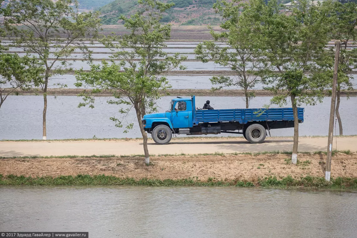 Život v Severní Koreji bez zdobení. Fotograf Edward Hawaiiler. 6082_27