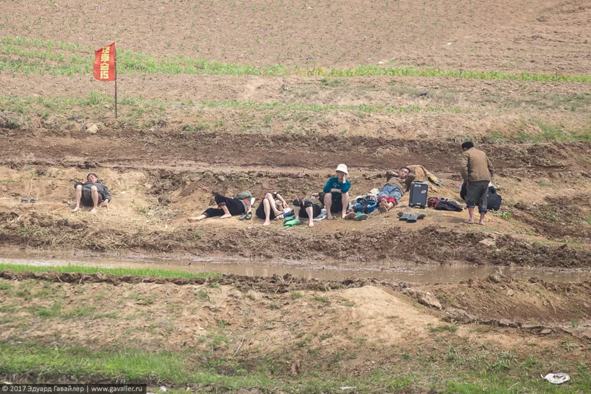 Şimali Koreyadakı bəzəksiz həyat. Fotoqraf Edward Hawaiiler 6082_32