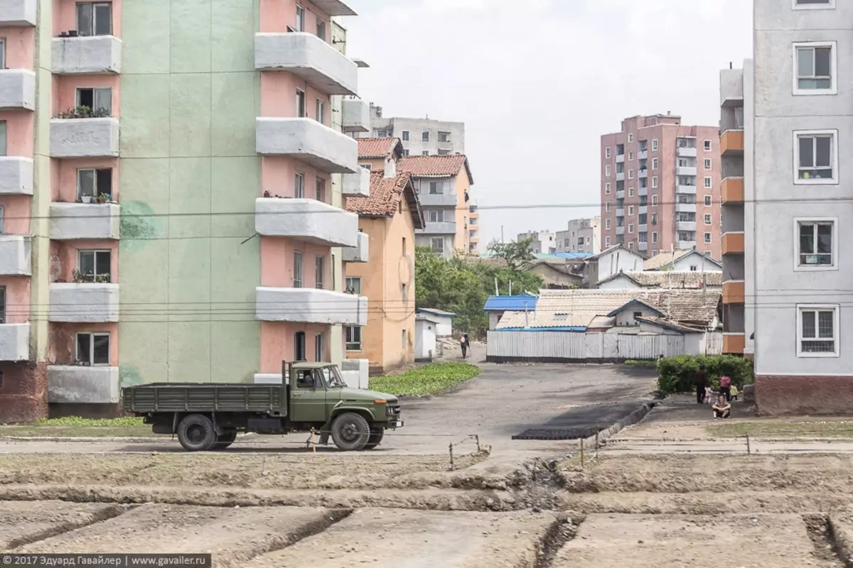 Şimali Koreyadakı bəzəksiz həyat. Fotoqraf Edward Hawaiiler 6082_4