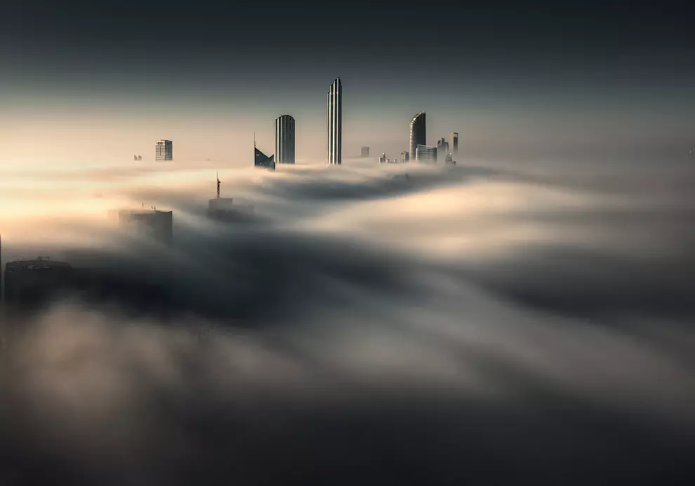 Molto misterioso! Grattacieli Abu Dhabi nella nebbia. Fotografo Khalid Alhammadi. 6285_10