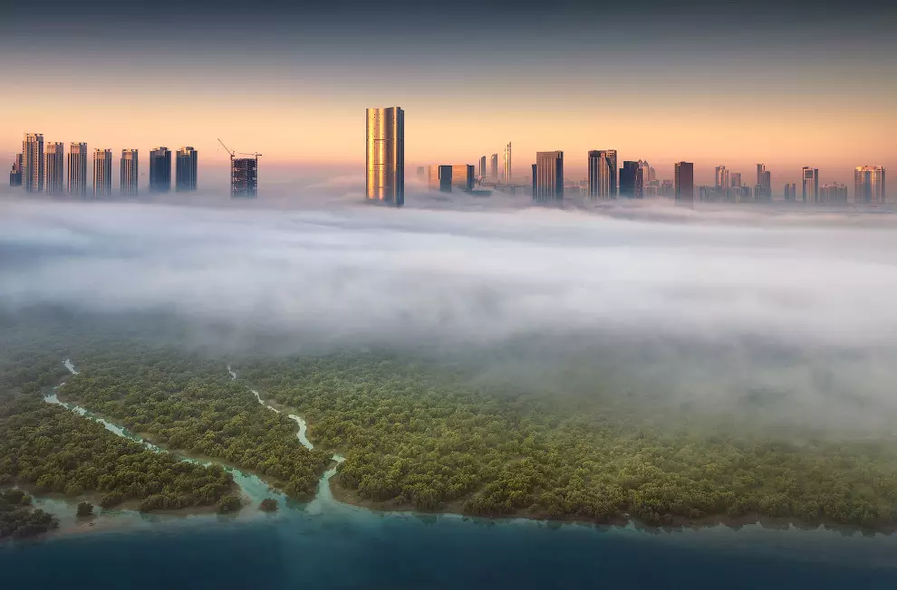 Molto misterioso! Grattacieli Abu Dhabi nella nebbia. Fotografo Khalid Alhammadi. 6285_4