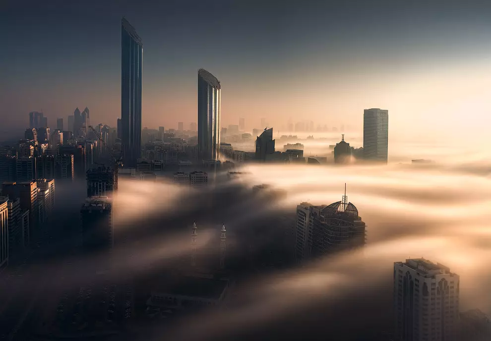 Molto misterioso! Grattacieli Abu Dhabi nella nebbia. Fotografo Khalid Alhammadi. 6285_6