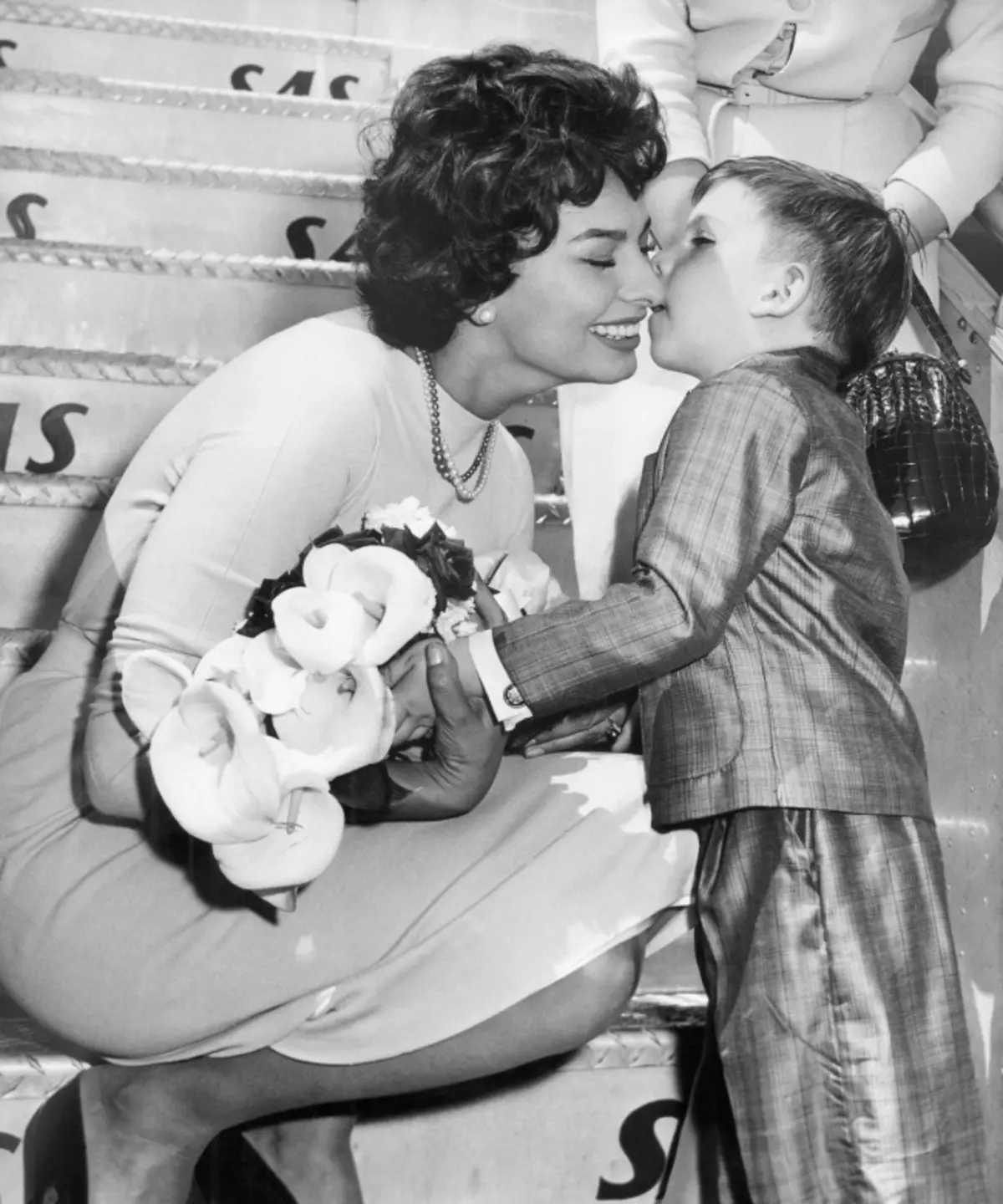 © Ellis Bosworth / Eastnews The boy gave flowers and kissed Sophie Lauren, 1957.