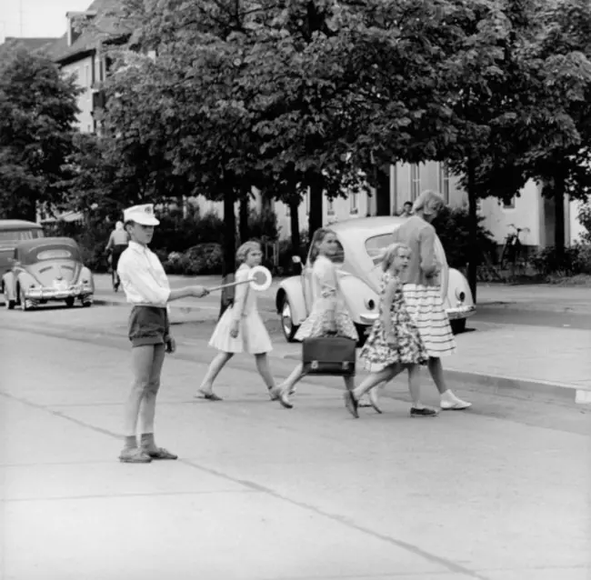 © AKG-Images / Paul Almasy / Eastnews School Adverter, 1950. 6. Eta EB