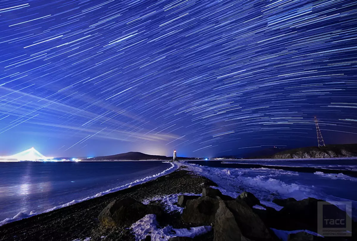 Meteoring Geminide Streaming di langit di atas Vladivostok dari Yuri Smithuk (Yuriy Smituk) 6659_1