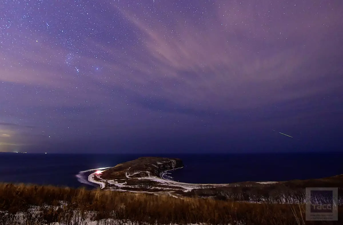 Meteoring Geminide Streaming di langit di atas Vladivostok dari Yuri Smithuk (Yuriy Smituk) 6659_2