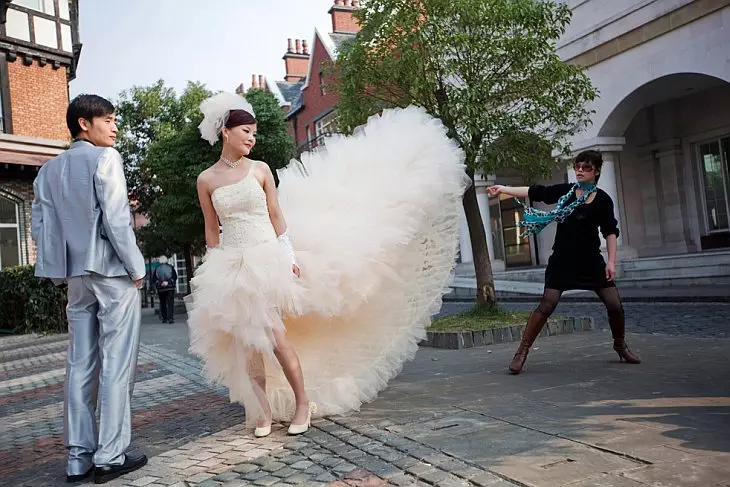 Wedding photos in the city of Thames