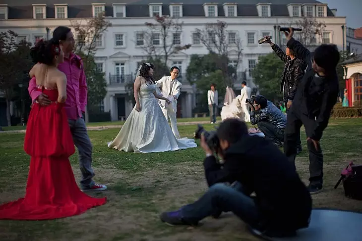 Wedding photos in the city of Thames