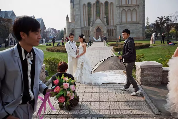 Wedding photos in the city of Thames