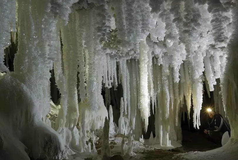 Zapamtite da je uobičajena ledica i stalaktis, a hrpa leda guši dolje - stalagmiti