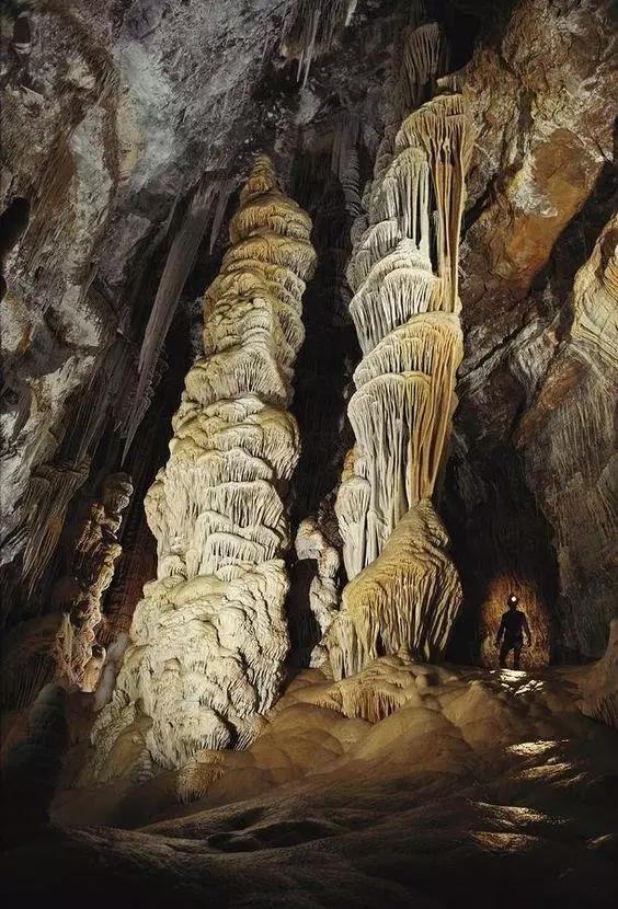 Tərləmə-böyüyən gözəllik: Stalagmites və nağıl kimi stalagmites və stalaktitlər