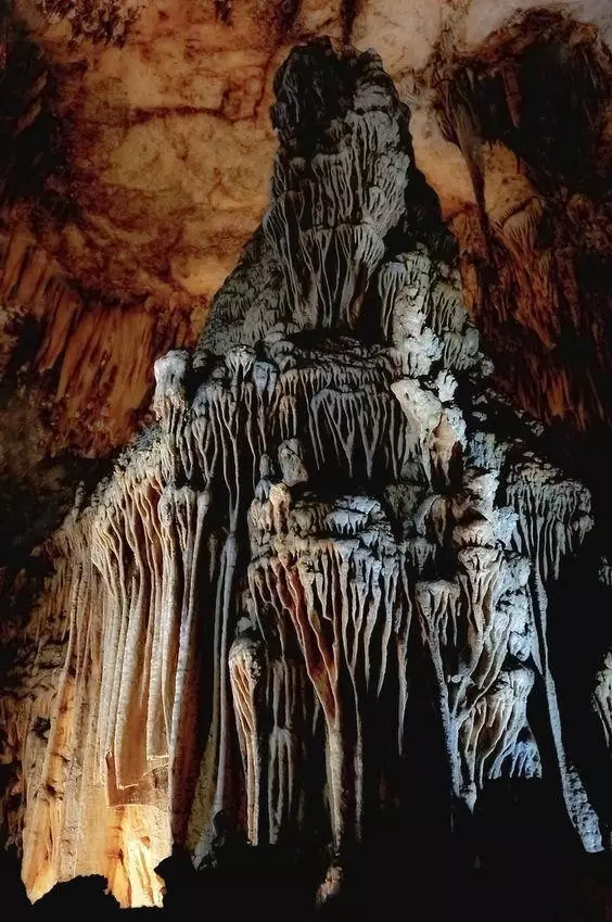 پسینے کی بڑھتی ہوئی خوبصورتی: ایک پریوں کی کہانی کی طرح اسٹالگمیوں اور stalactites