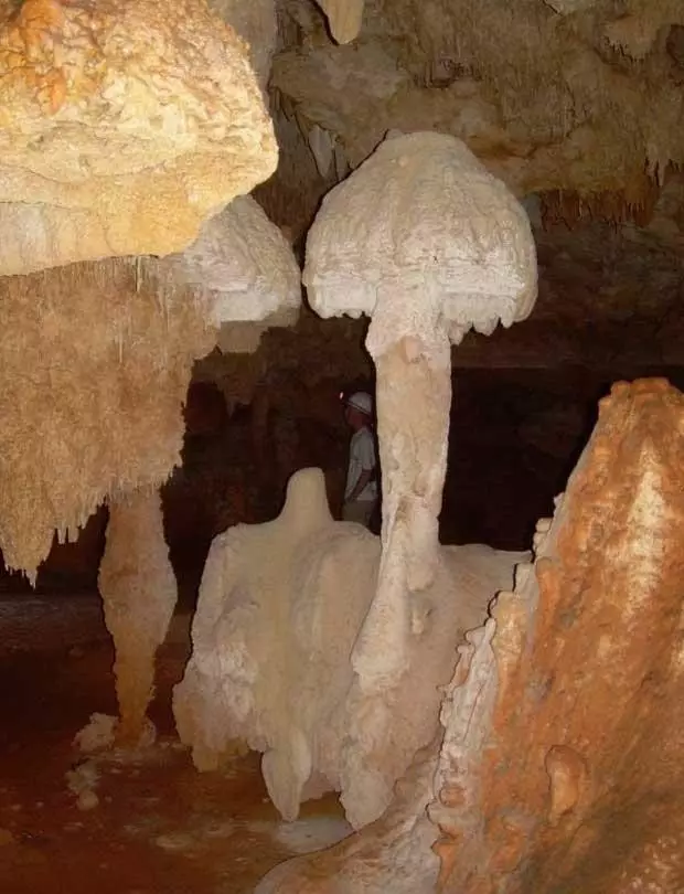 Znojenje rastuća ljepota: Stalagmiti i stalaktiti poput bajke 705_9