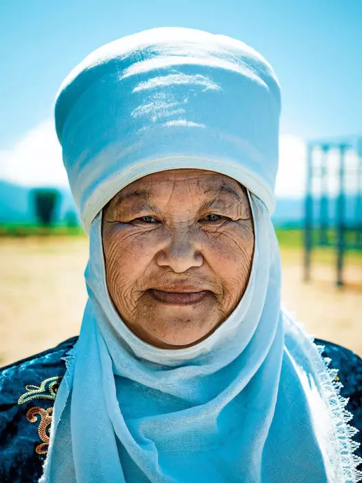 Pa kache emosyon: bèl souri yo sensè nan moun ki rete nan Kyrgyzstan nan foto yo nan Oma Reda 7583_13