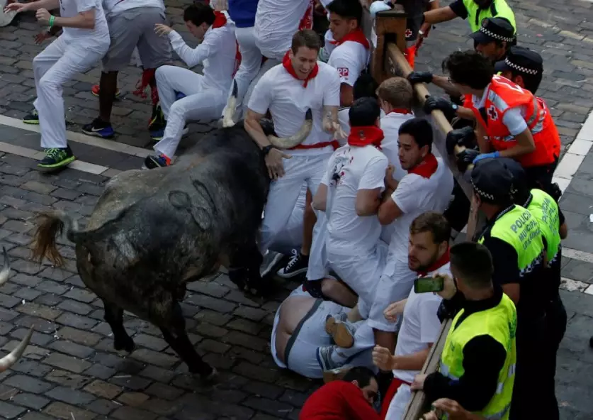 Kwakunjani ukugijima kwezinkunzi ku-Spanish Pamplona 2017;) 7731_17