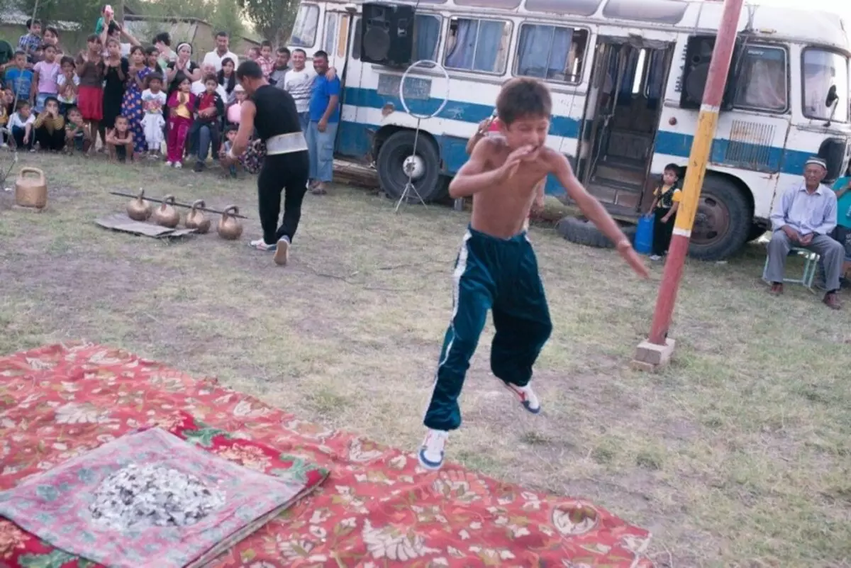 Uzbek Circus: photoproce ntawm sanat ongarbayev 7750_24