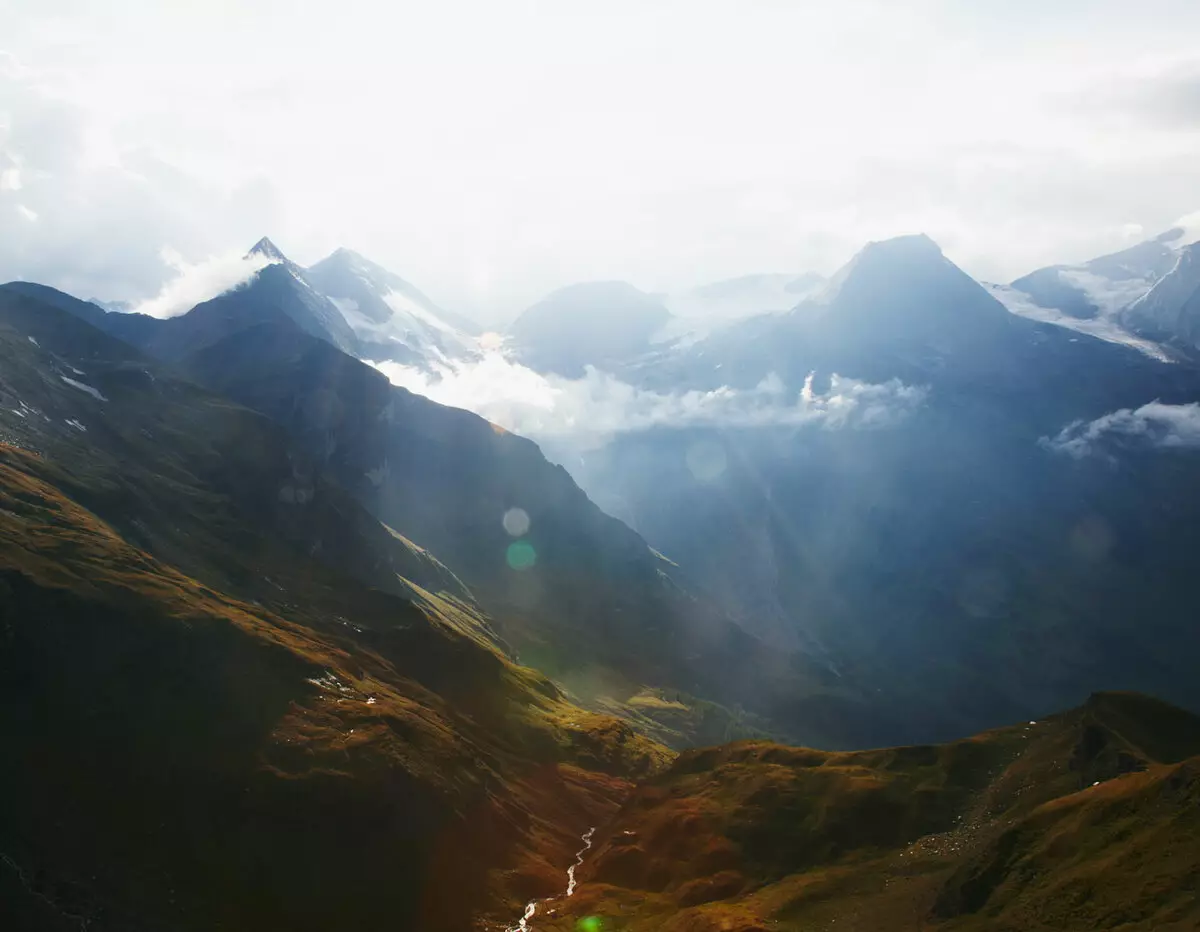 In die foto's van David Rile kom jy in die pragtige, en soms die mees onverwagte plekke: Morning Mountains