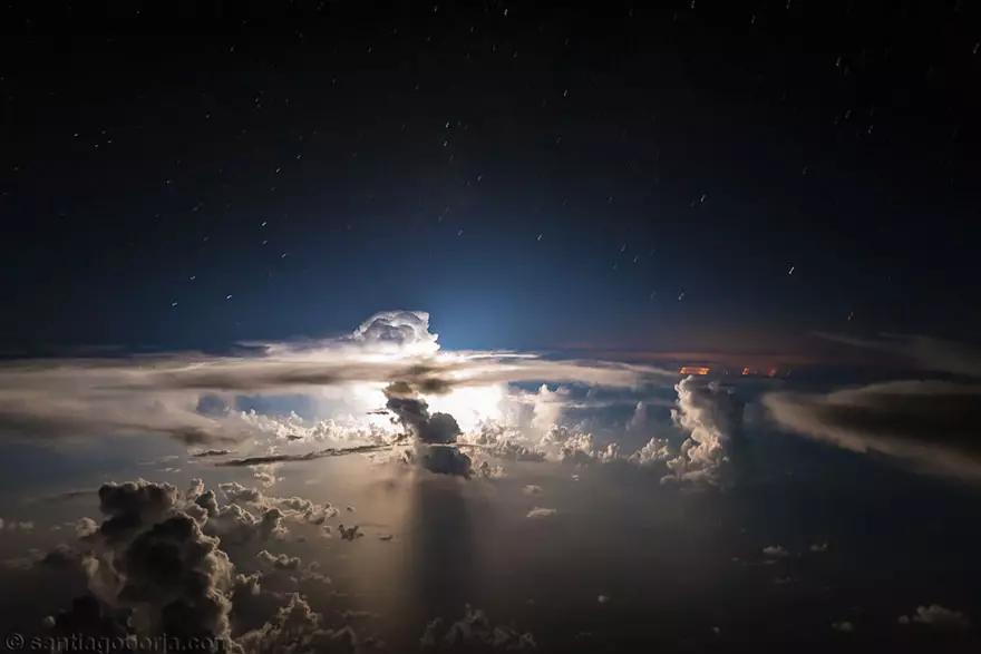 Bo die vleuel van die vliegtuig - storms, donderstorms en wolke in die prente van die vlieënier, wat daarvan hou om foto's te neem