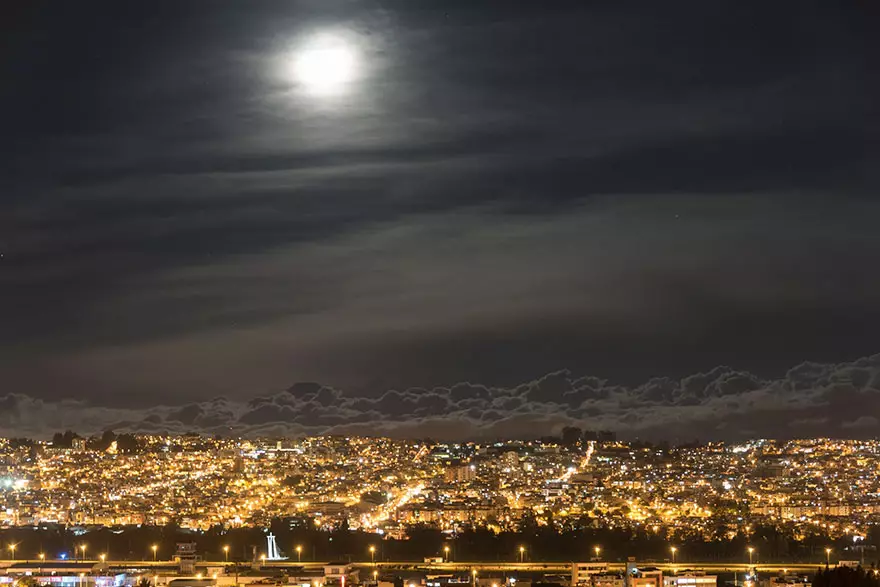 Bo die vleuel van die vliegtuig - storms, donderstorms en wolke in die prente van die vlieënier, wat daarvan hou om foto's te neem